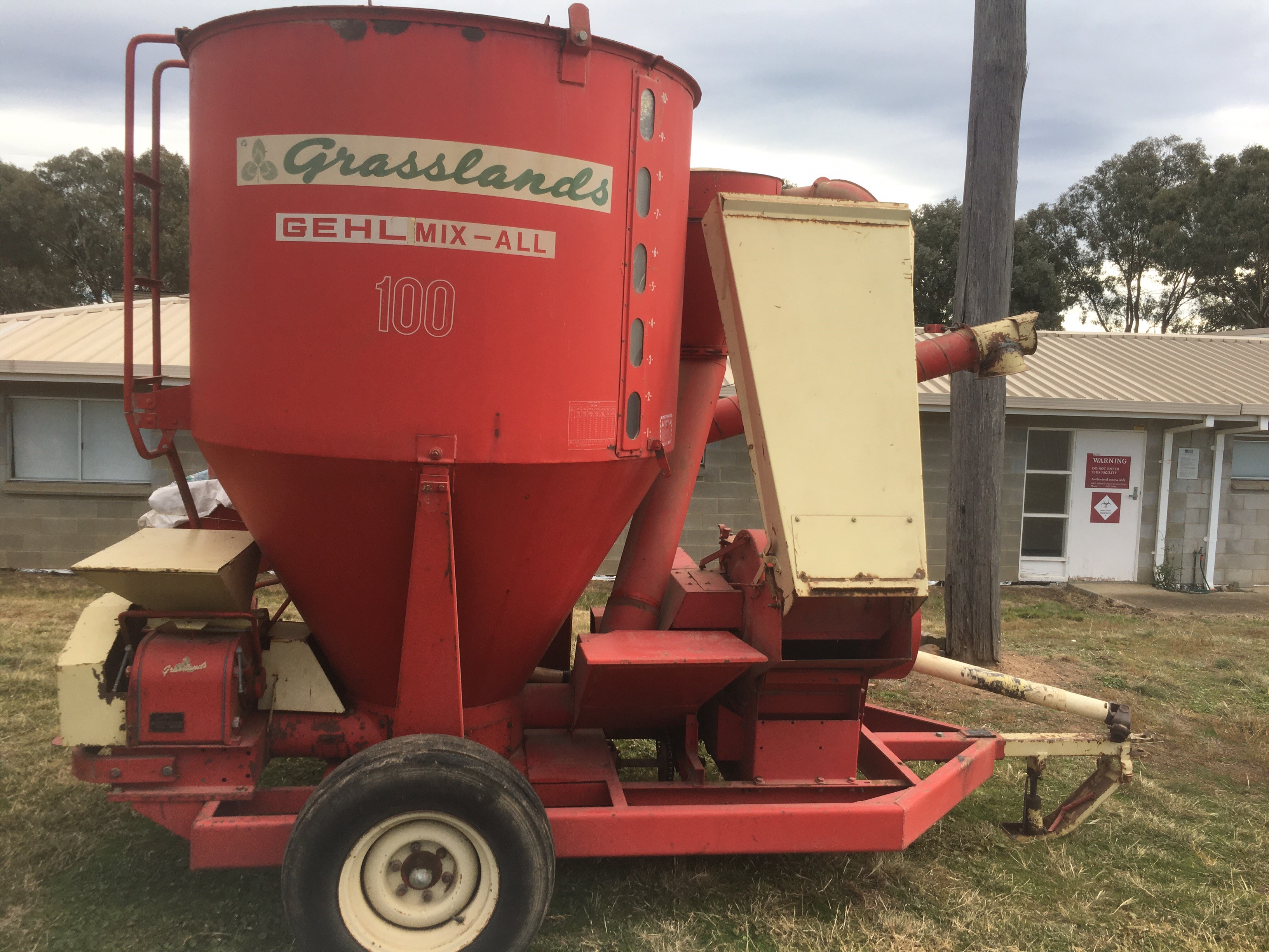 Lot 7 - Grasslands GEHL Mix-All 100 | AuctionsPlus