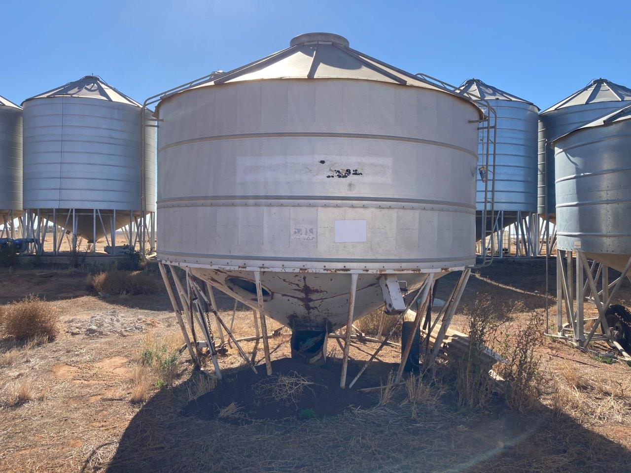 Lot 61 - Nelson field bin | AuctionsPlus