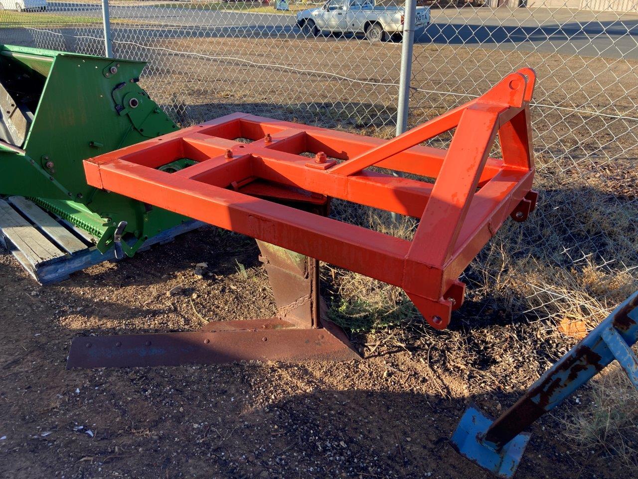 Lot 118 - 3pl 5’ single blade plough, 4“frame | AuctionsPlus