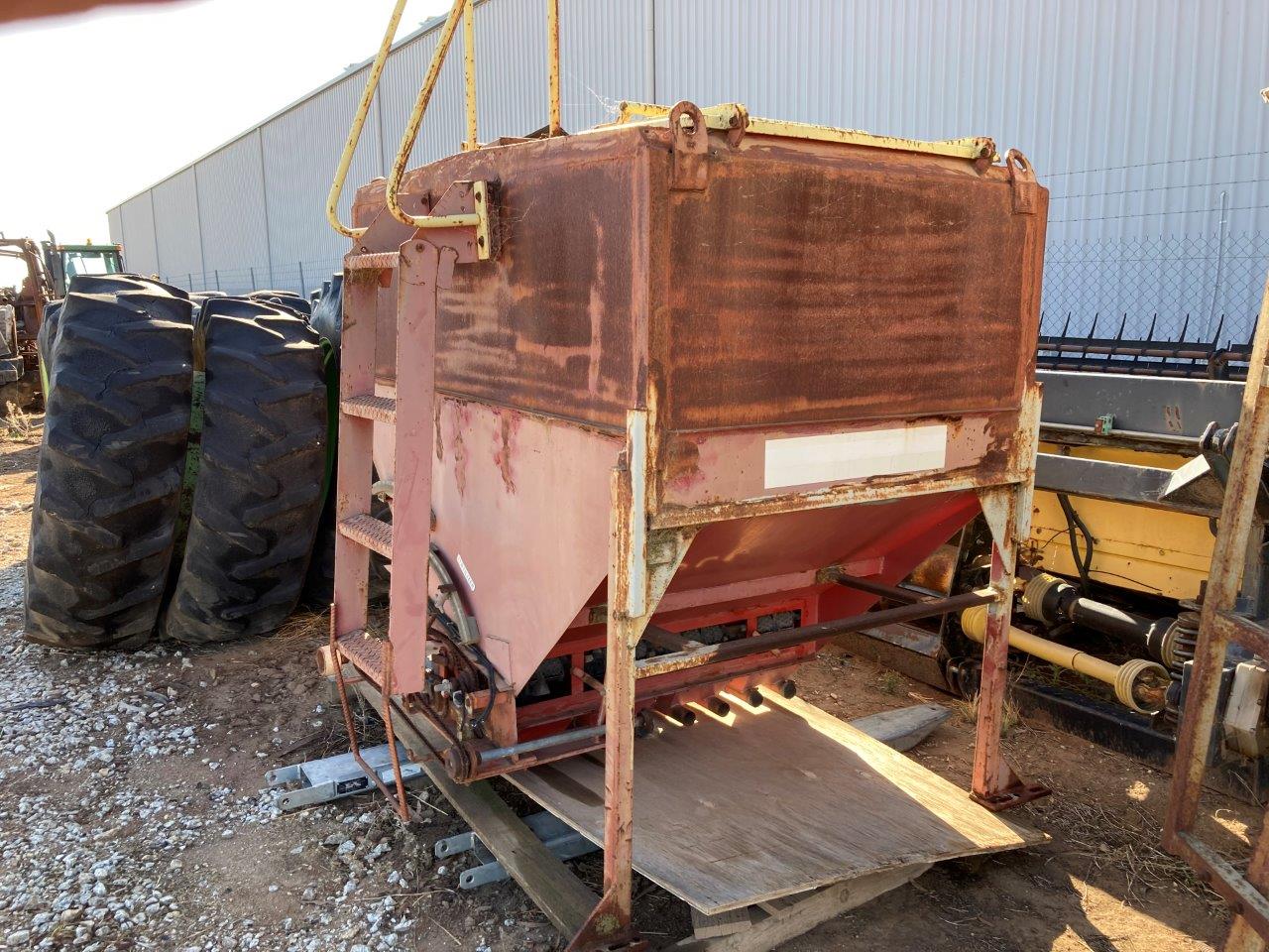 Lot 174 - Napier Grassland 615 air seeder box | AuctionsPlus