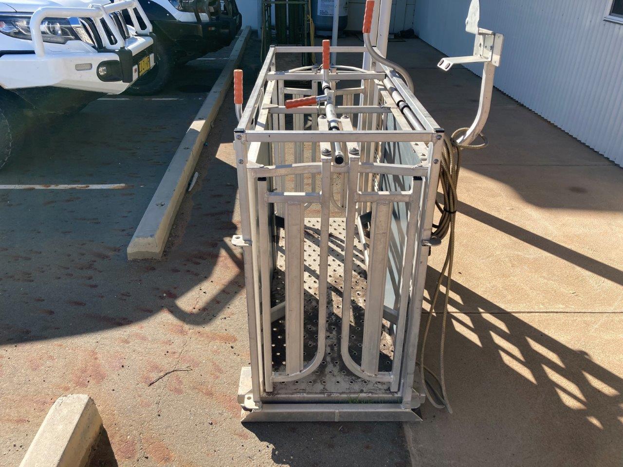 Lot 53 - Gallagher 3-way manual drafter, weigh crate only, no weigh ...