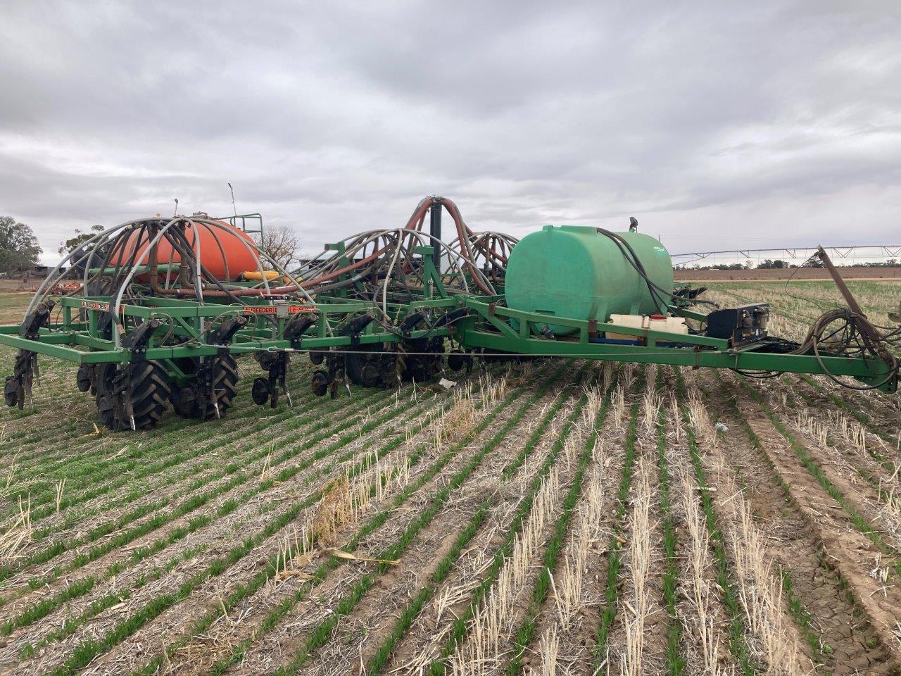 Lot 1 - Ausplow DBS E-300 seeder bar & Ausplow Multistream 9000 Air ...