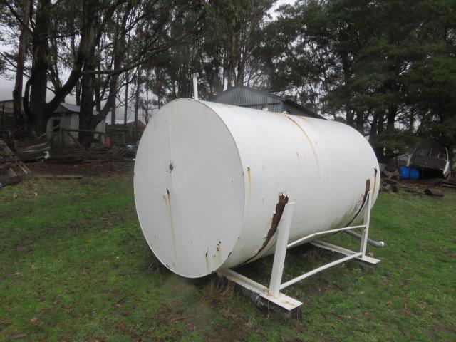 Lot 35 - 2000L Diesel fuel tank with frame | AuctionsPlus