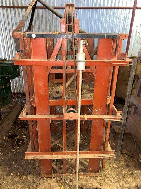 Lot 101 - 3 wool press’ | AuctionsPlus