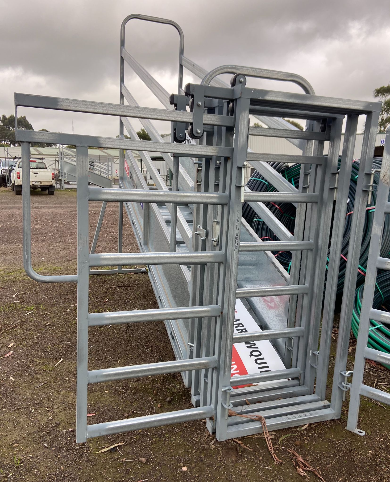 Lot 9 - X2 Arrow Sliding Race Gate XPE | AuctionsPlus
