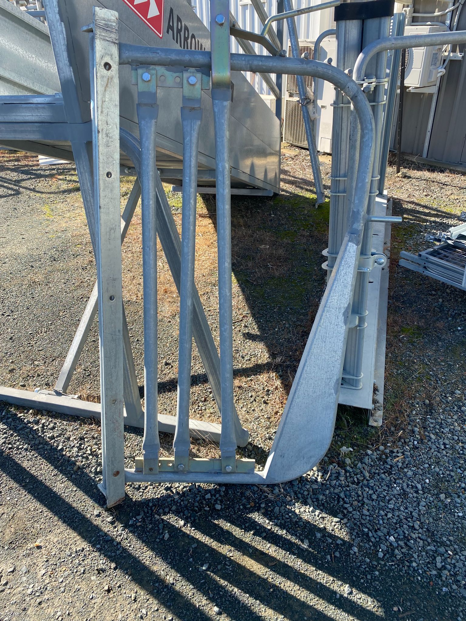 Lot 17 - Norton Head Bail Swing Out Gate | AuctionsPlus