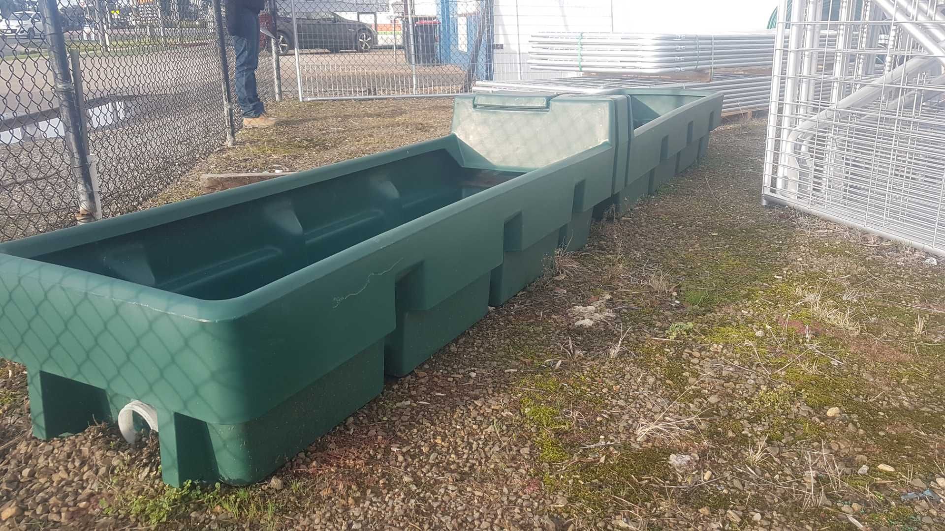 Lot 59 - Polymaster Supa Trough 600L with float | AuctionsPlus