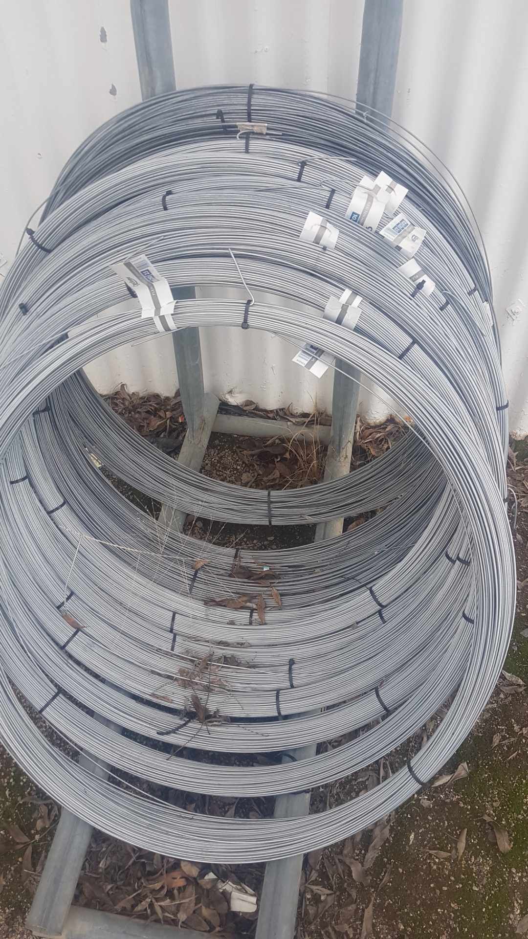 Lot 70 - Cyclone Flexi Ten SG Medium Tensile x 18 | AuctionsPlus