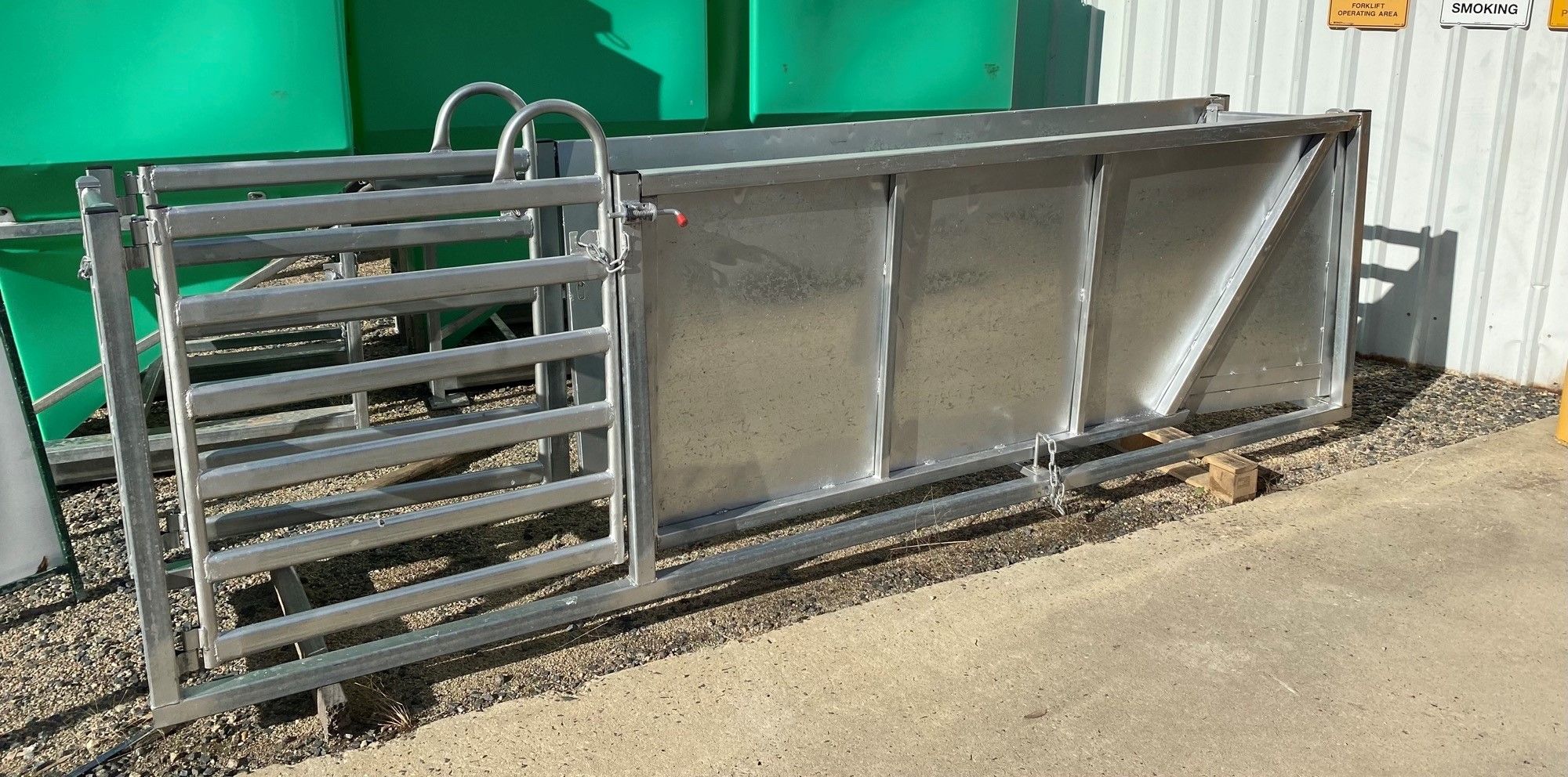 Lot 2 - Steel Supply's Sheep Race 3 Way Draft - Adjustable | AuctionsPlus