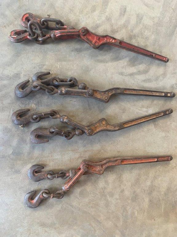 Lot 181 - 4 x chain dogs | AuctionsPlus