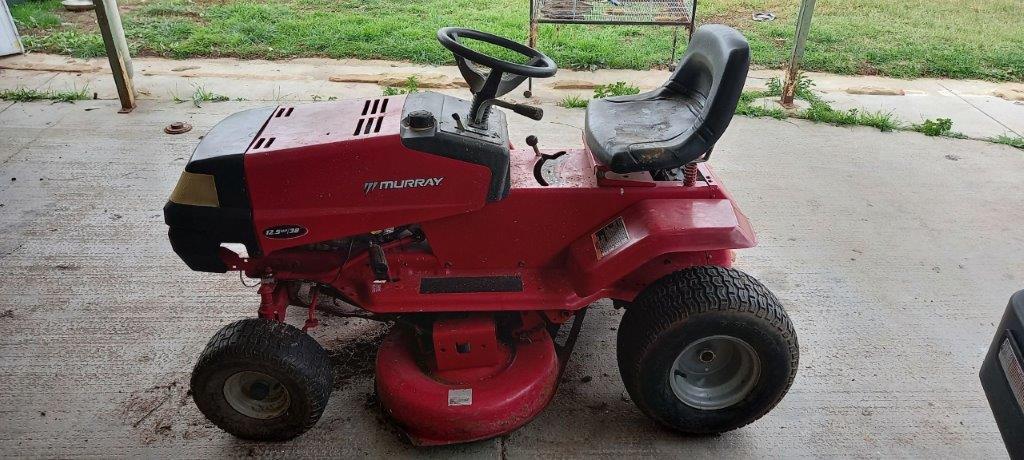 Lot 11 - Murray Ride On Mower | AuctionsPlus