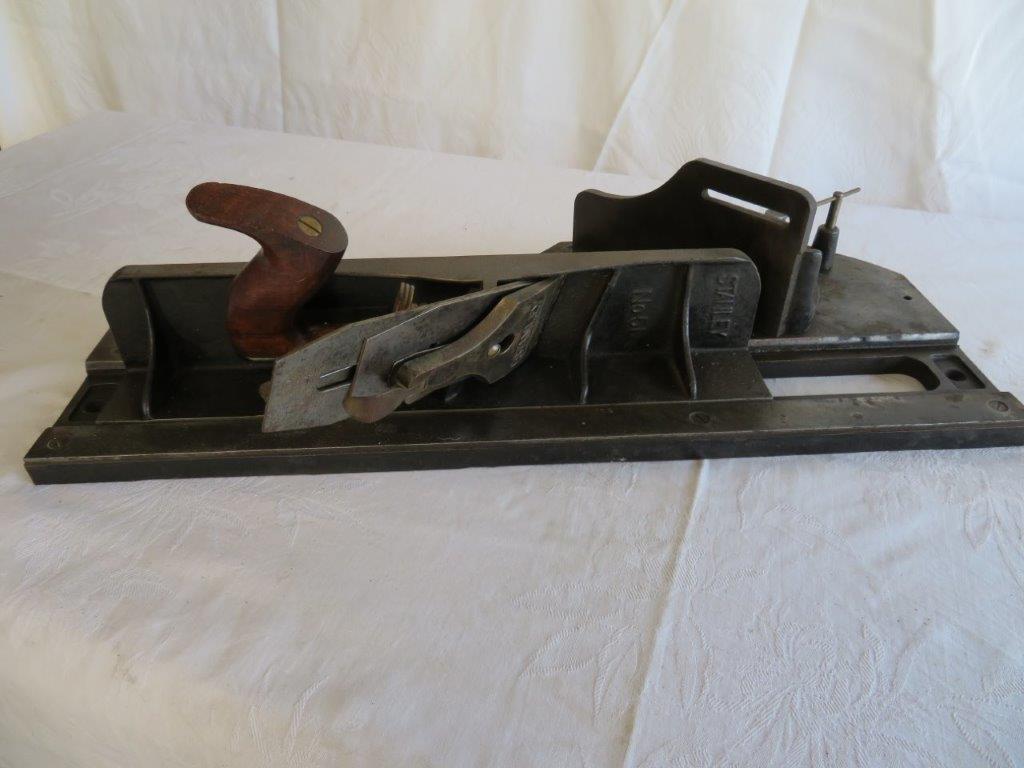 Lot 111 - Stanley No 51 + 52 shooting board and plane | AuctionsPlus