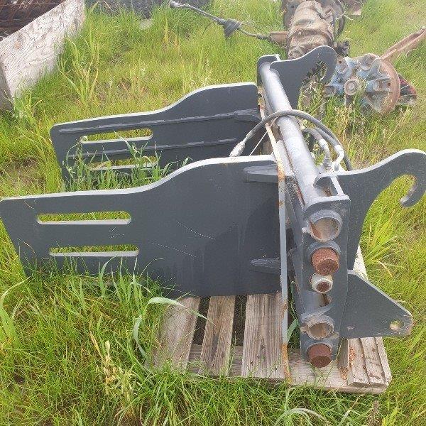 Lot 27 - Wool Bale Grab | AuctionsPlus