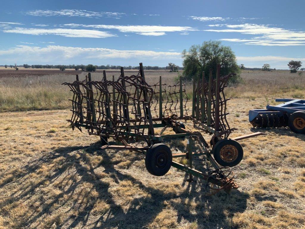 Lot 11 - Horwood Bagshaw 42ft hydraulic folding harrows | AuctionsPlus