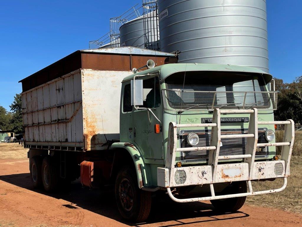 Lot 20 - ACCO 1950C bogie drive tipper | AuctionsPlus