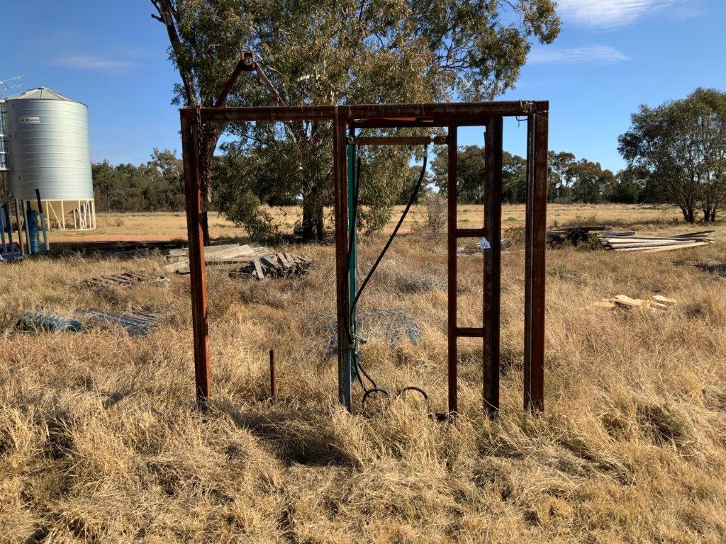 Lot 64 - FEL mounted fencing machine, hydraulic gate | AuctionsPlus