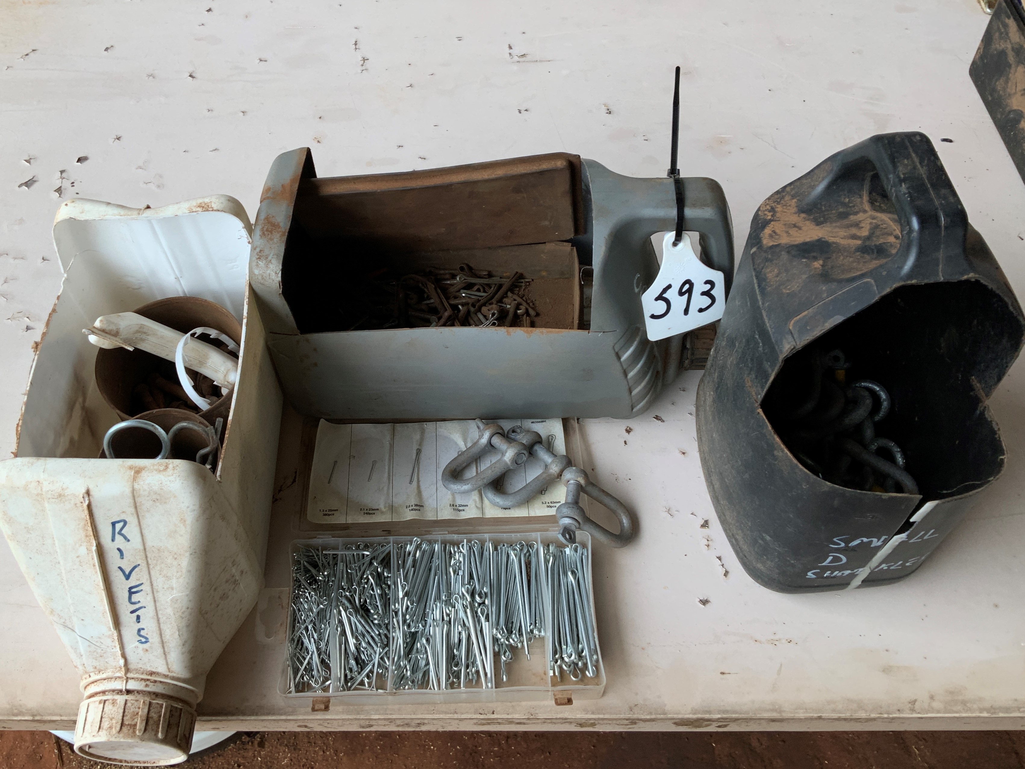 Lot 593 - D shackles, split pins and rivets | AuctionsPlus