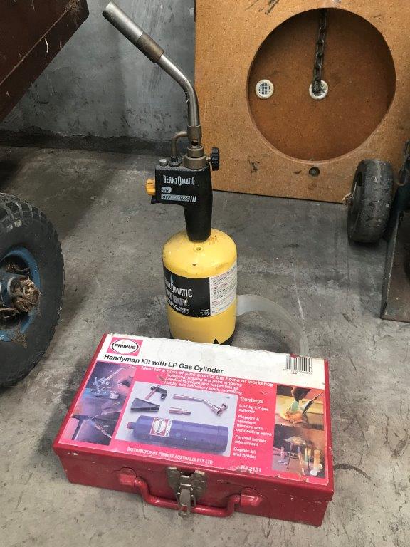 Lot 14 - Bernzomatic blow torch with Primus handyman kit | AuctionsPlus