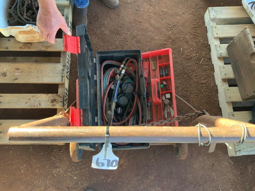Lot 670 - Oxy trolley & full oxy set | AuctionsPlus