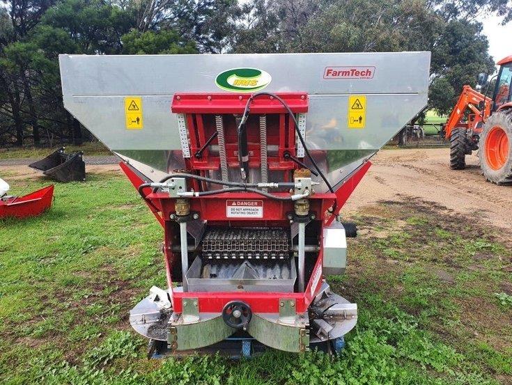Lot 18 - Viking 1500 Belt Spreader | AuctionsPlus