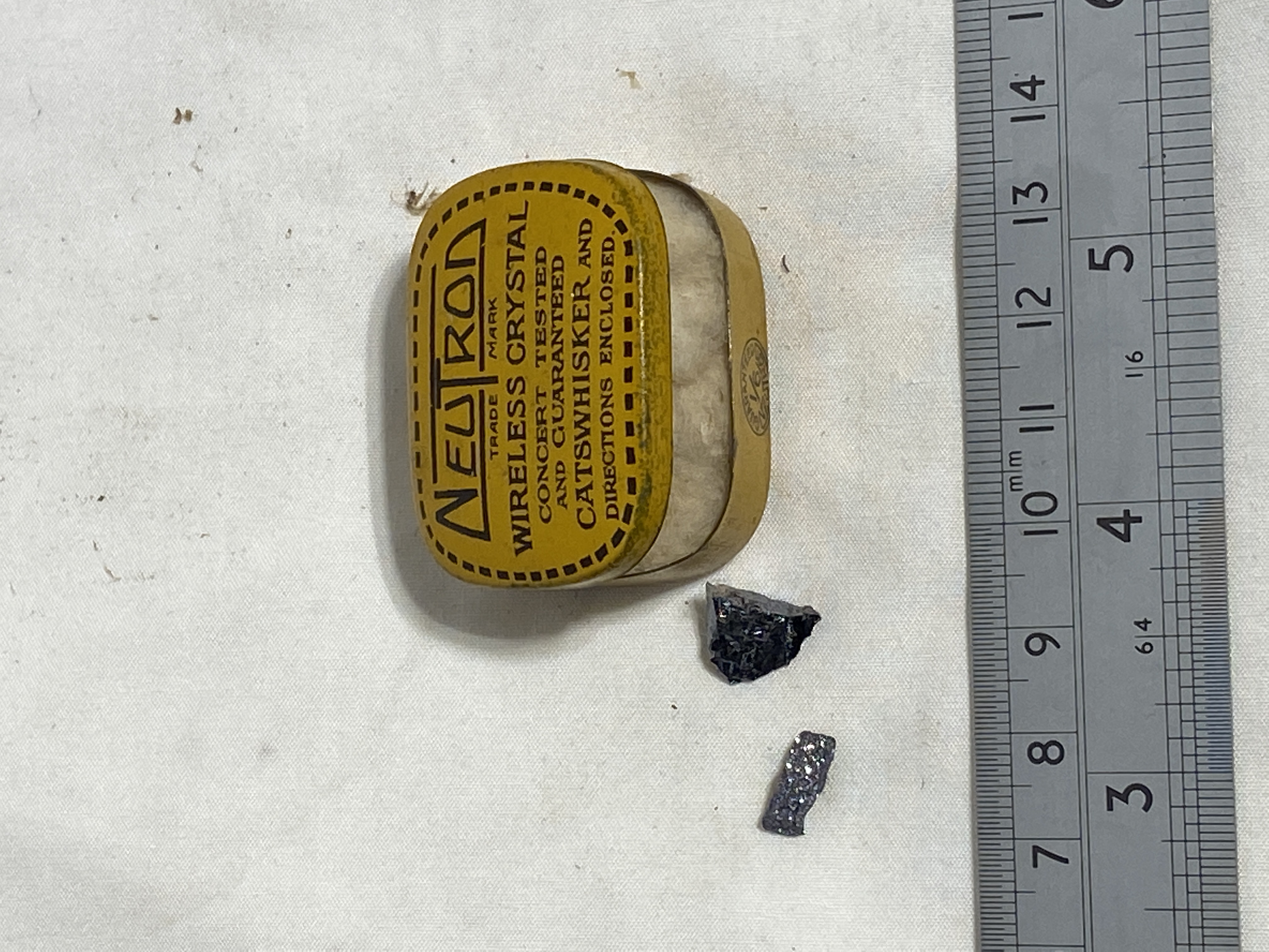 Lot 31 - Gramophone crystal tin with crystal | AuctionsPlus