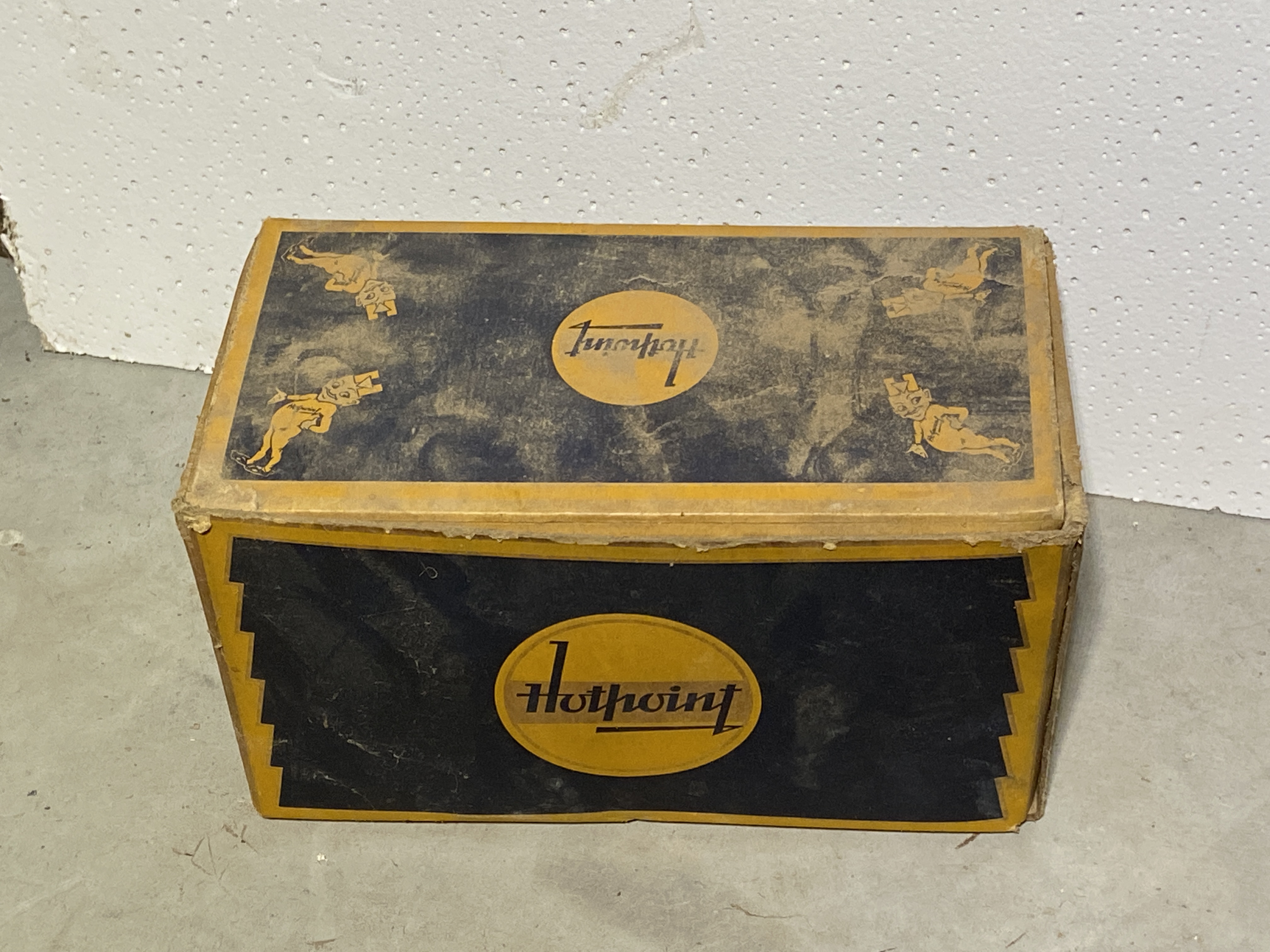 Lot 287 - Hotpoint Iron with original box | AuctionsPlus