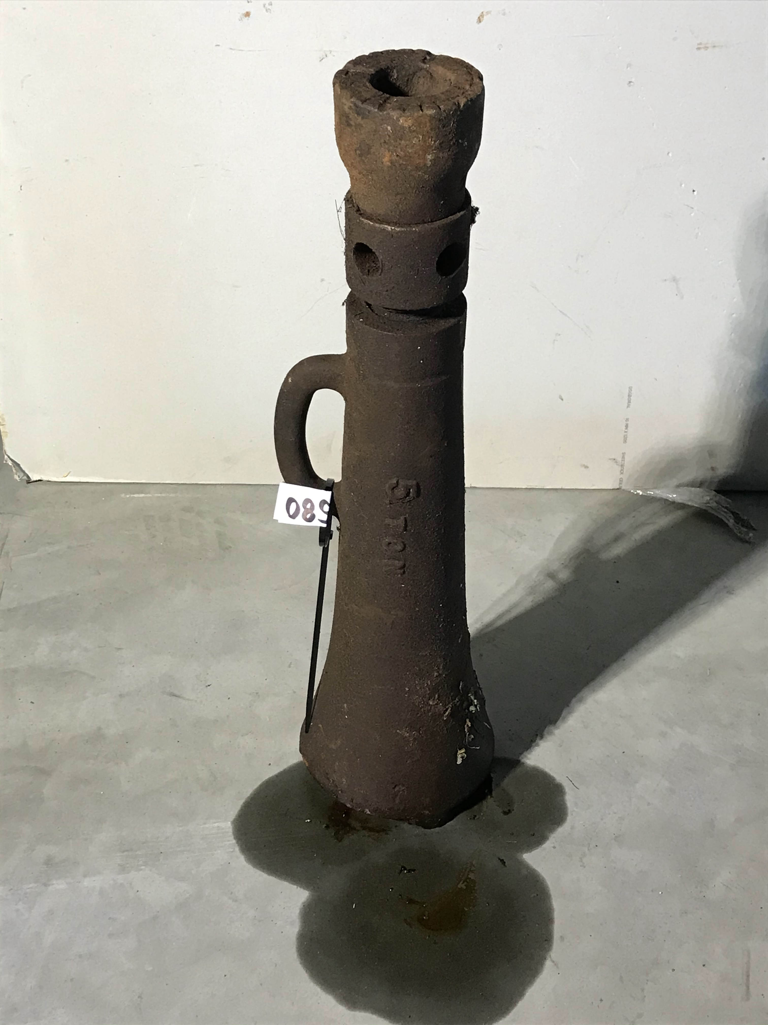 Lot 580 - Antique 5T Jack | AuctionsPlus