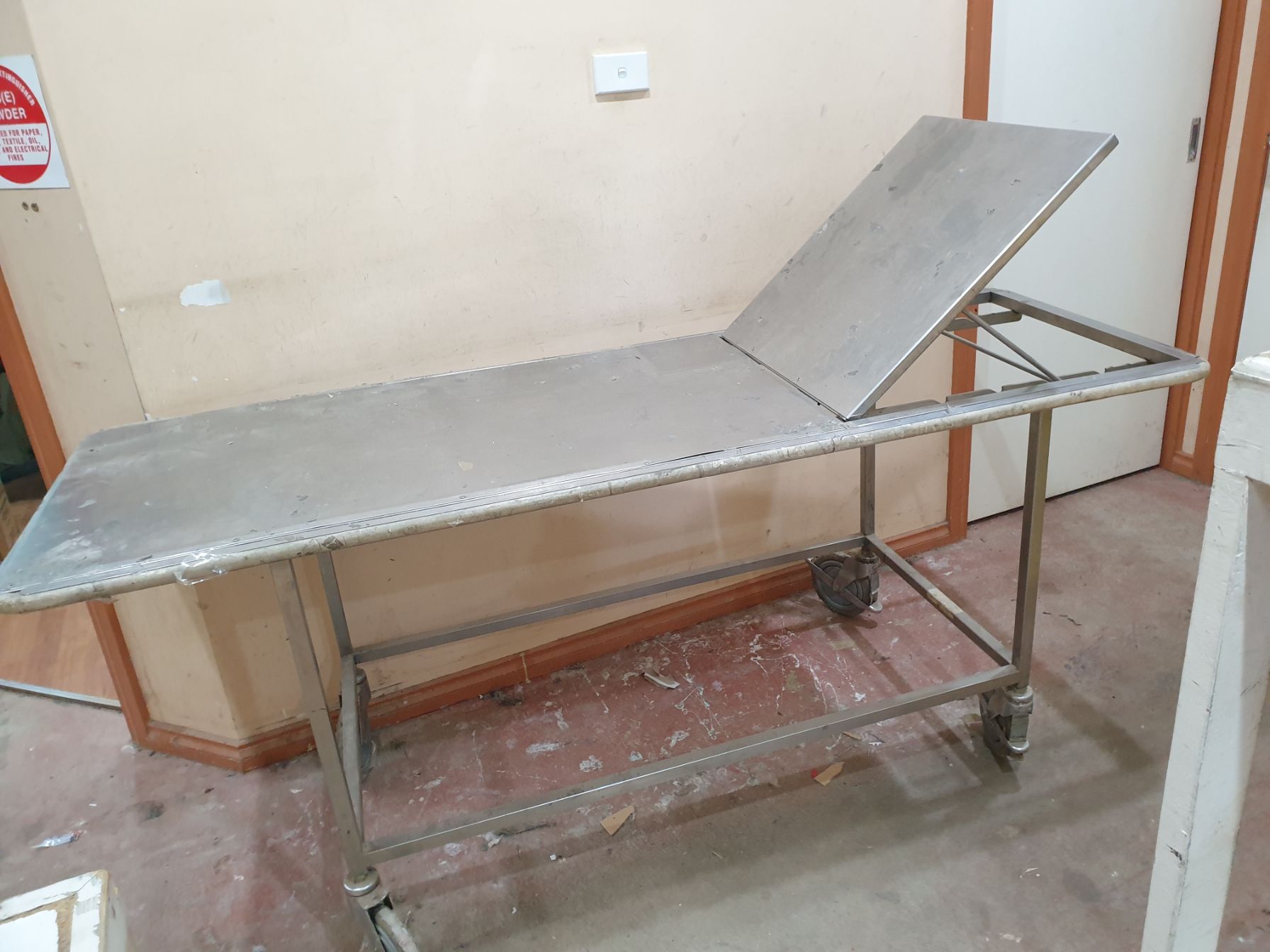 Lot 264 - Gurney table | AuctionsPlus