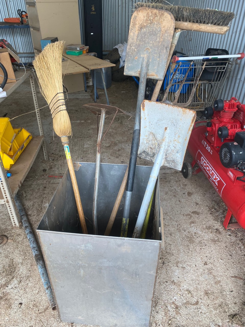 Lot 61 - Assorted tools | AuctionsPlus