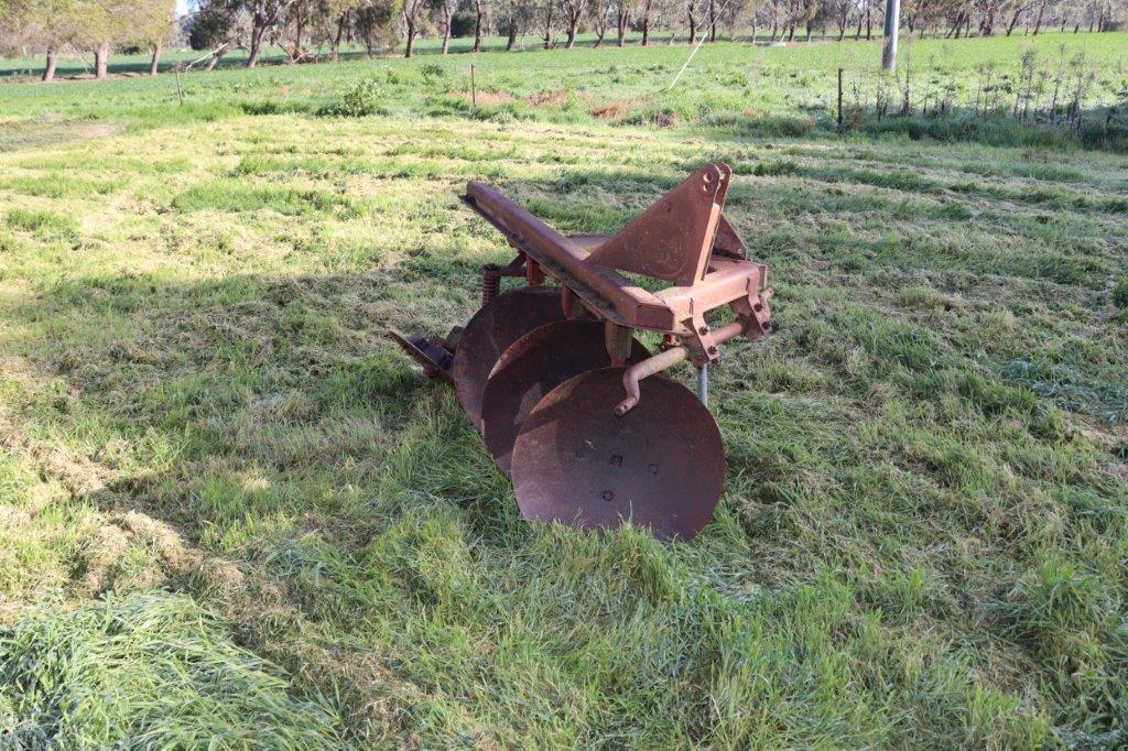 Lot 21 - International 3 Furrow Disc Plough | AuctionsPlus
