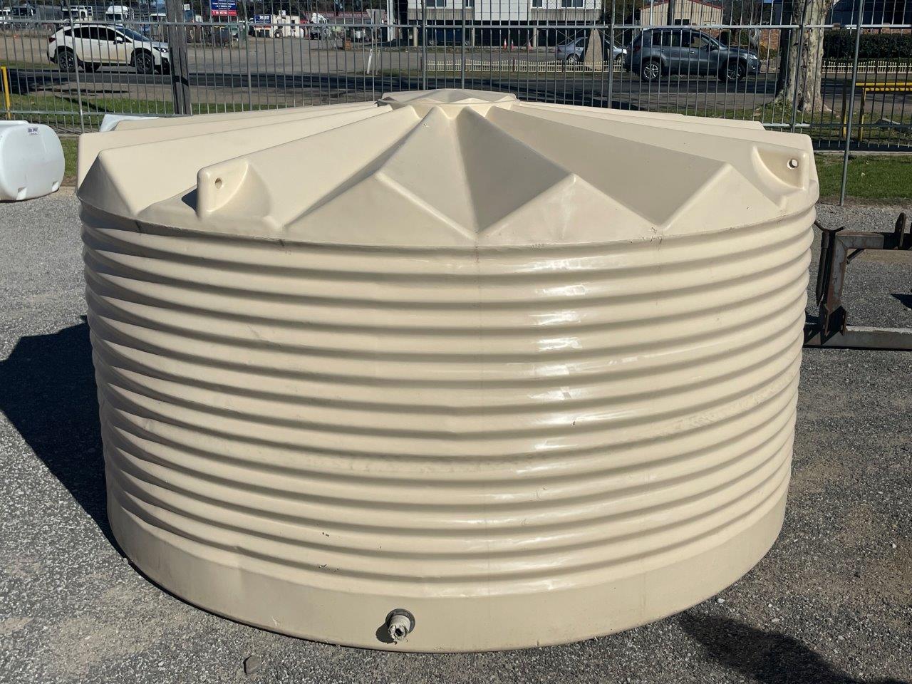 Lot 29 - SMOOTH CREAM 4500L LP RAIN WATER TANK | AuctionsPlus