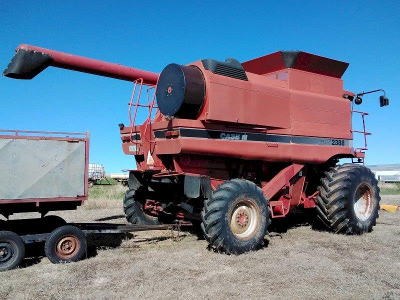 Lot 9 - 1997 Case IH 2388 4WD Header with 1995 36ft MacDon 960 Front ...