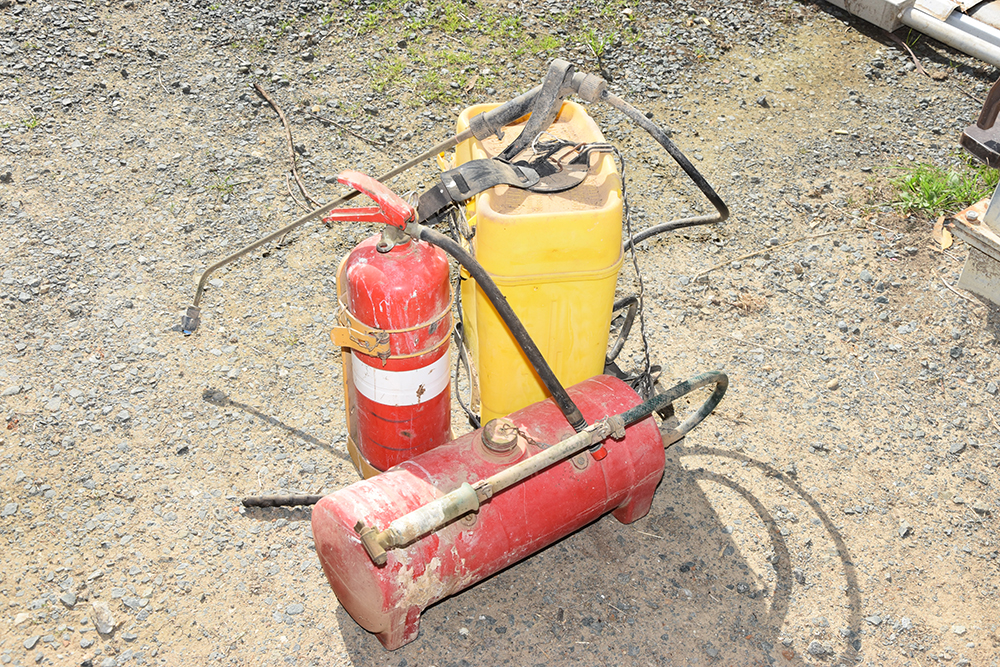 Lot 145 - Spray unit & fire extinguisher | AuctionsPlus