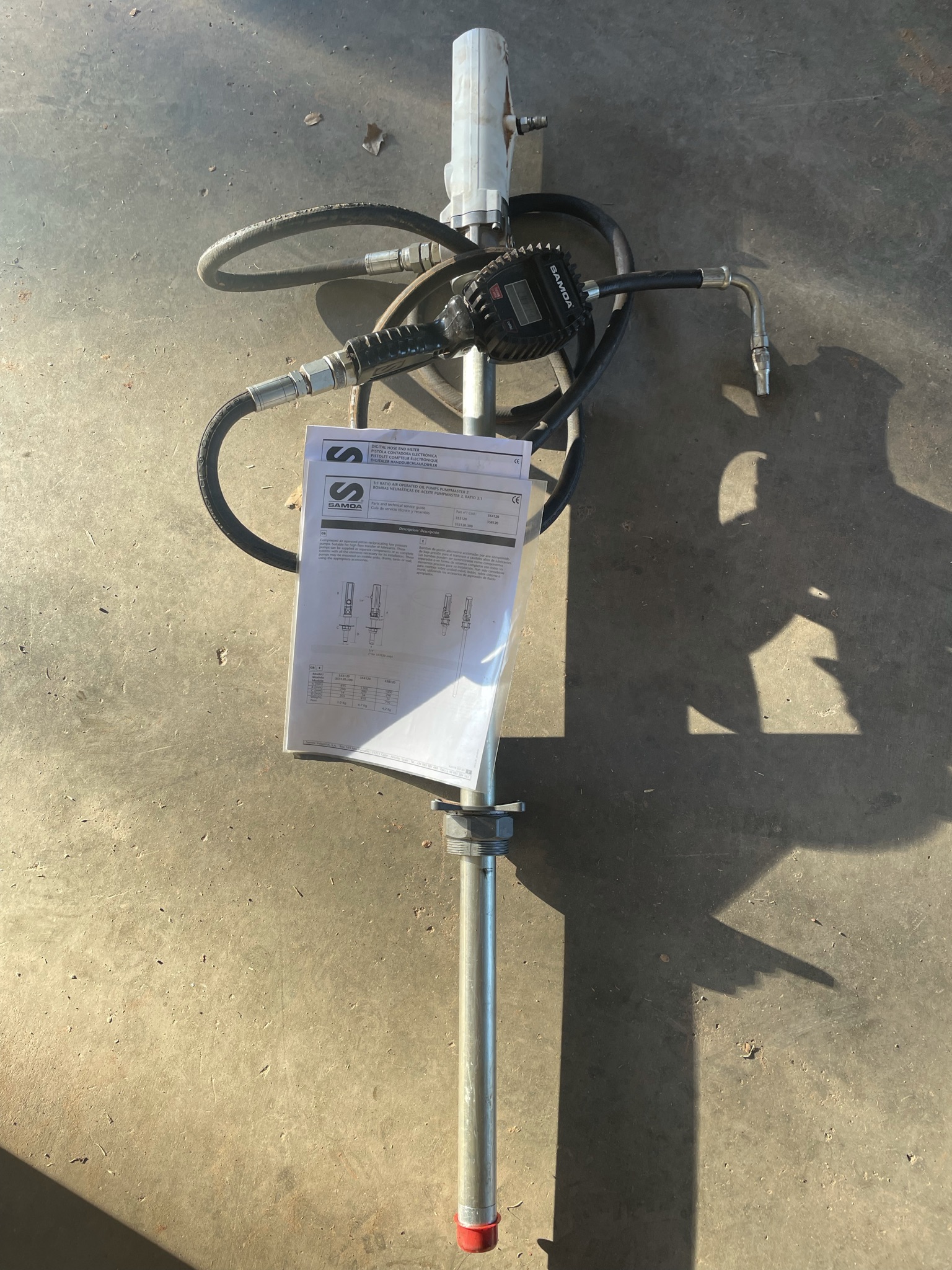 Lot 17 - Samoa air, 3 to 1 Oil pump & digital hose meter | AuctionsPlus