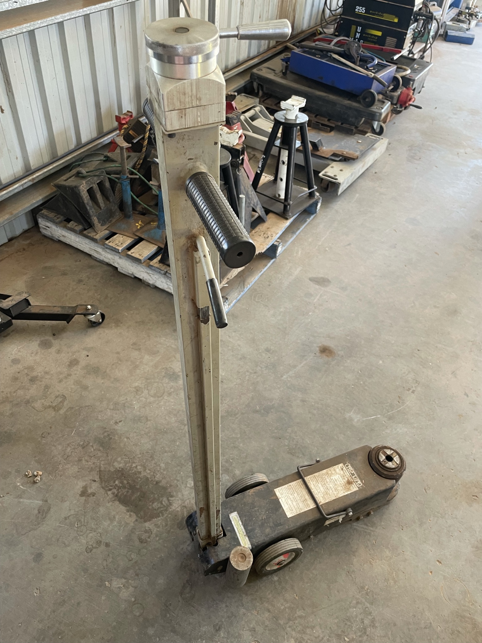 Lot 24 - Air operated hyd 2 stage floor jack | AuctionsPlus