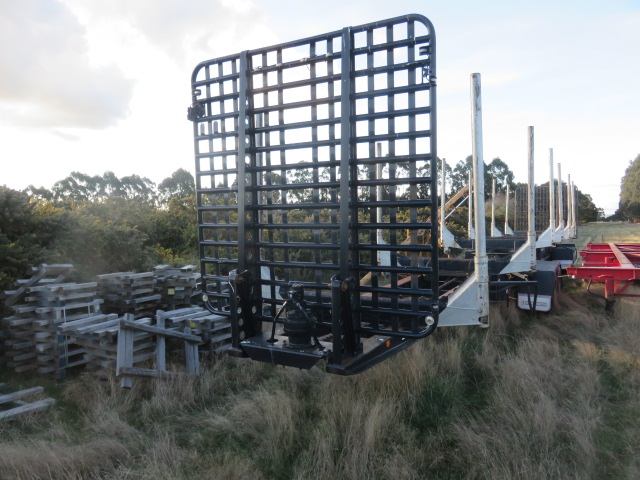 Lot 182 - Elphinstone mini B 3 bunk log skel trailer | AuctionsPlus