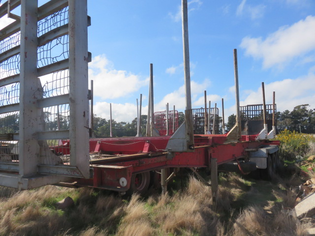Lot 185 - Fruehuef tri axle log skel trailer | AuctionsPlus