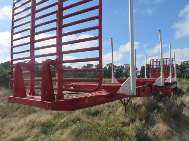 Lot 186 - Fruehuef tri axle log skel trailer | AuctionsPlus