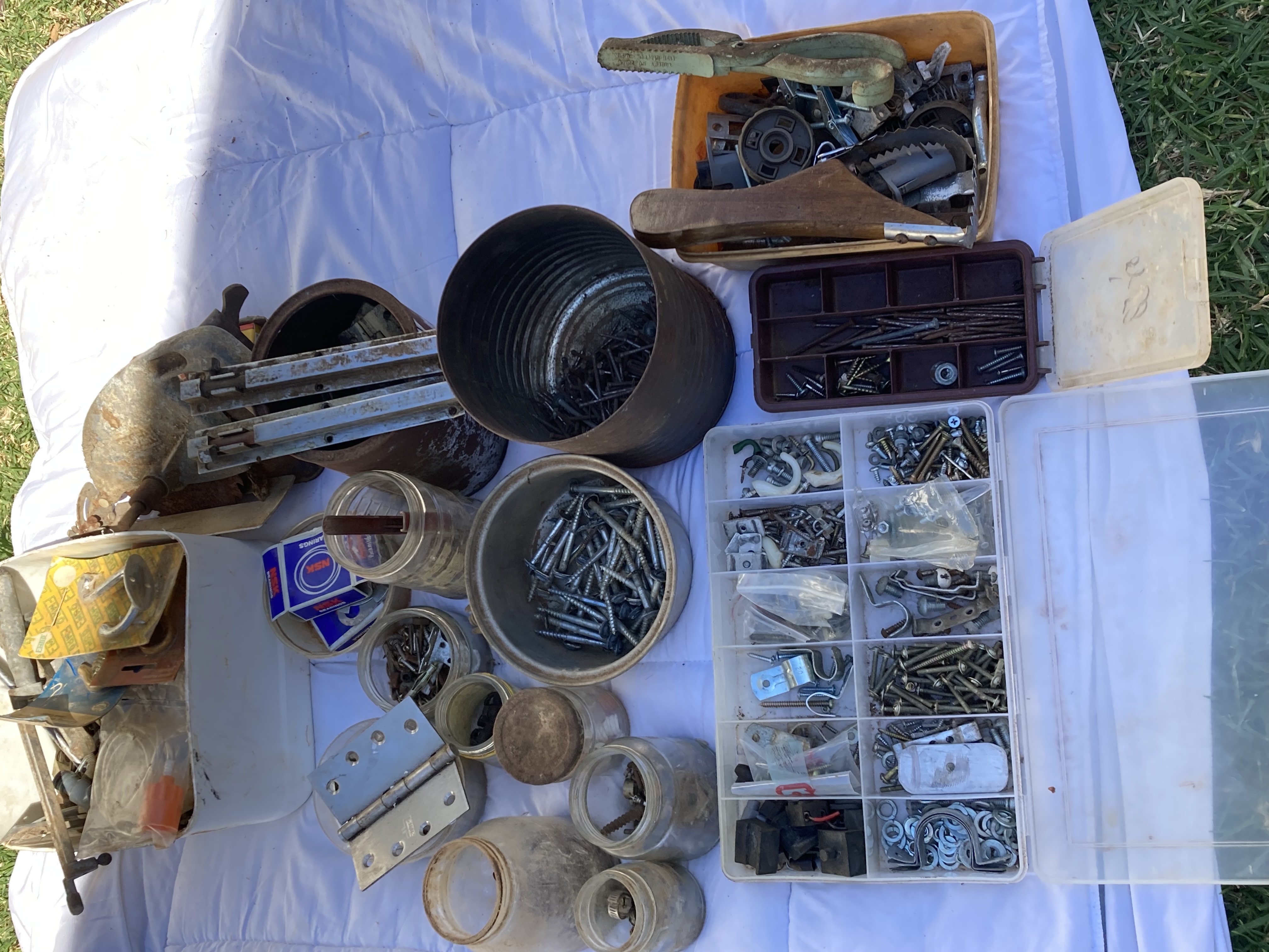 Lot 305 - Assorted Items | AuctionsPlus