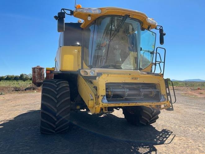 Lot 1 - New Holland Harvester & 25ft Honeybee Front | AuctionsPlus