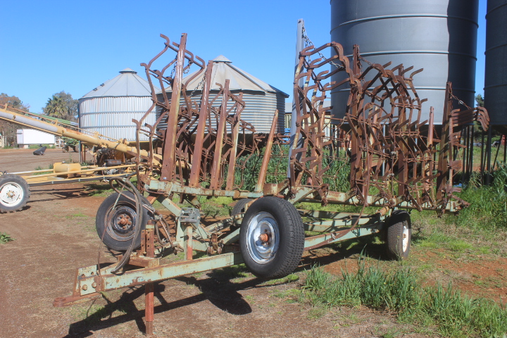 Lot 27 - Horwood Bagshaw Harrow Bars | AuctionsPlus