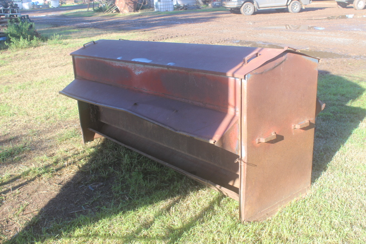 Lot 112 - Sheep Feeder | AuctionsPlus