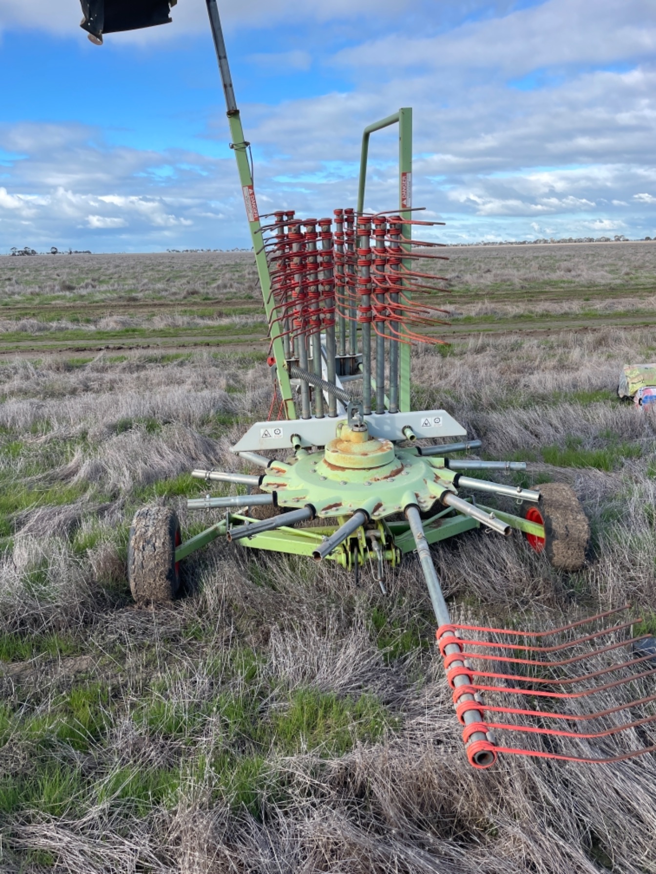 Lot 38 - Claas liner 470T hay rake | AuctionsPlus