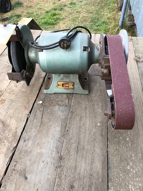 Lot 116 - Combination bench grinder & multitool | AuctionsPlus