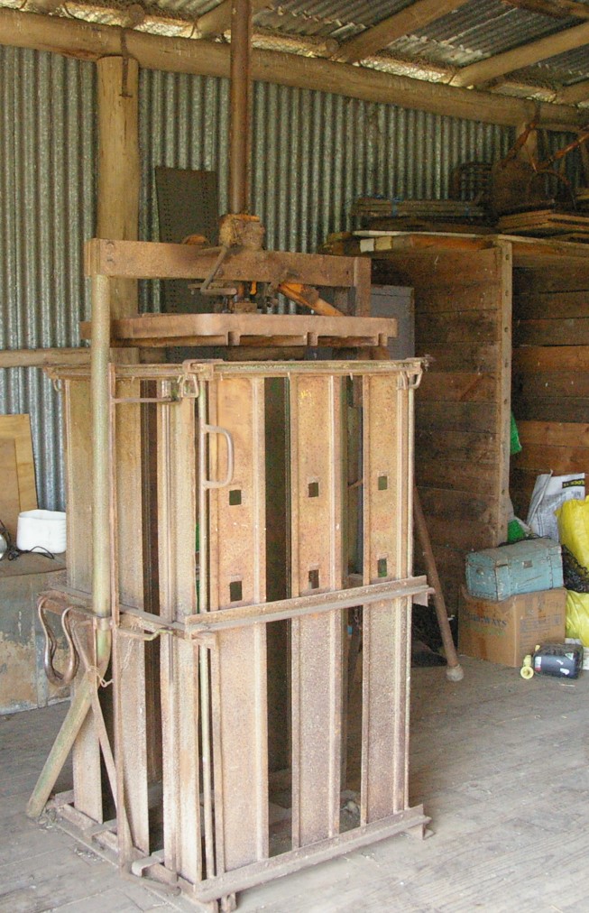Lot 119 - Sunbeam Levermatic wool press with pins & bale hooks ...