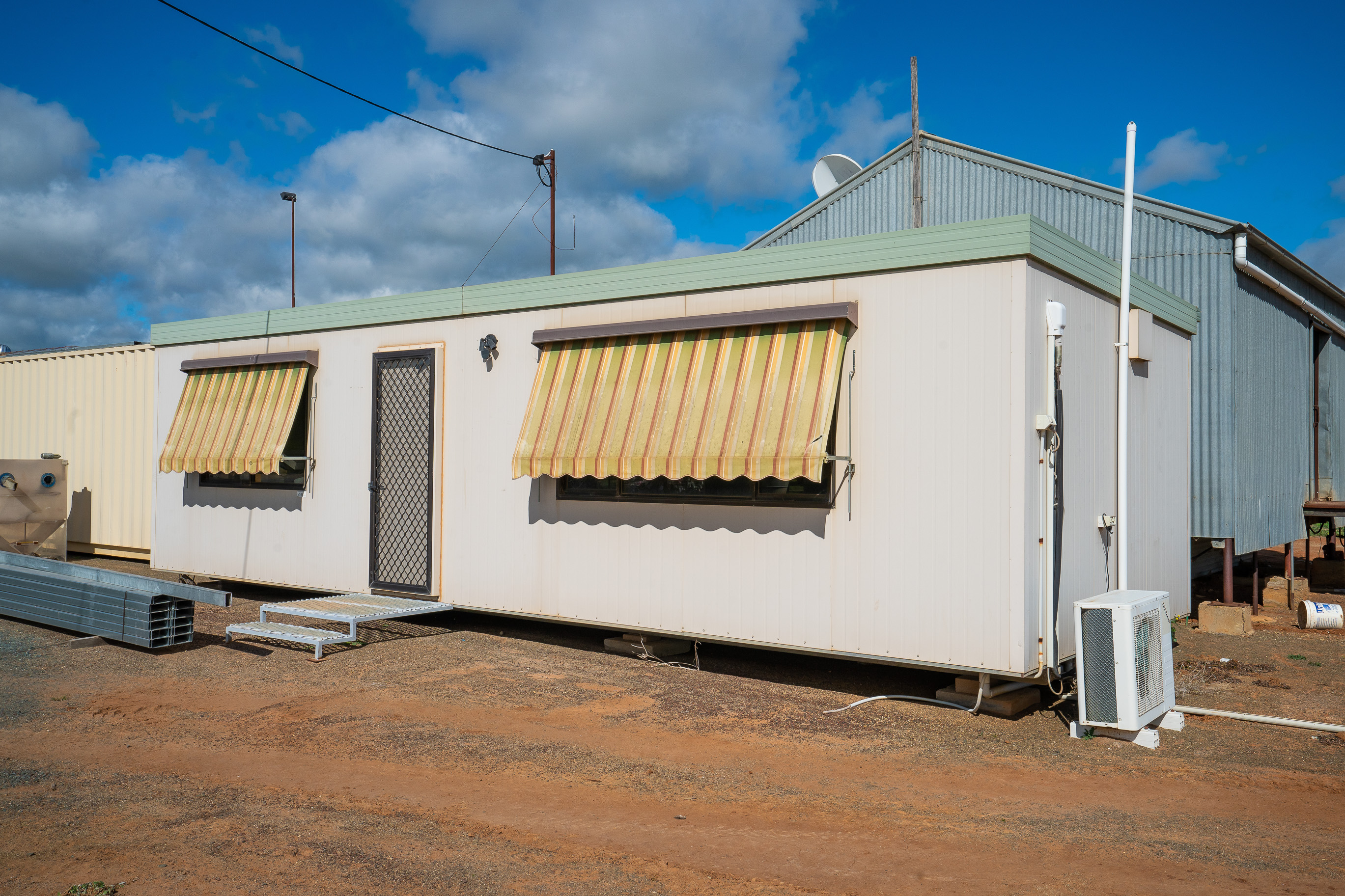 Lot 102 - 9.7m x 3.7m demountable office building | AuctionsPlus