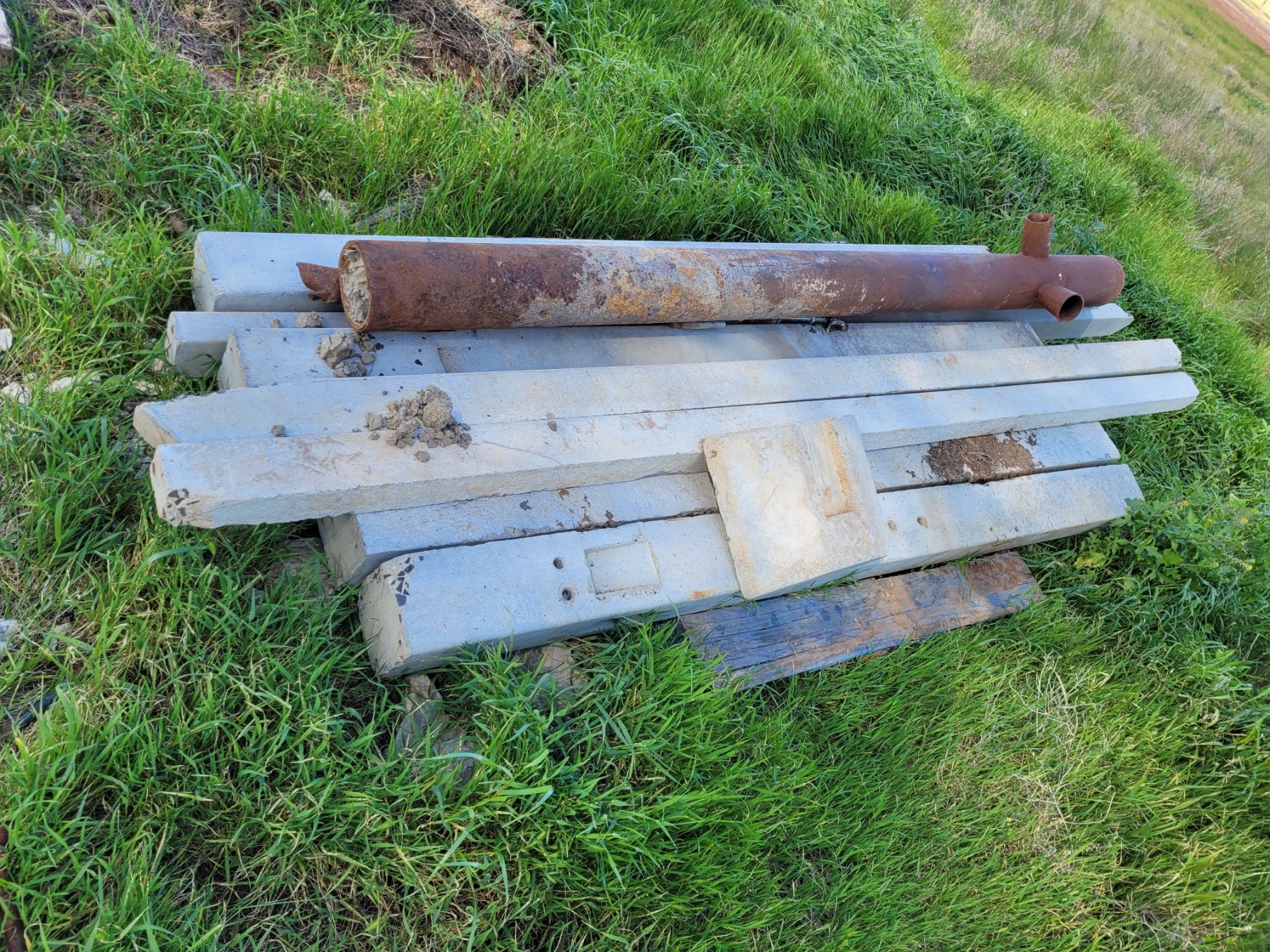Lot 51 - Assorted Fence Strainer Posts | AuctionsPlus