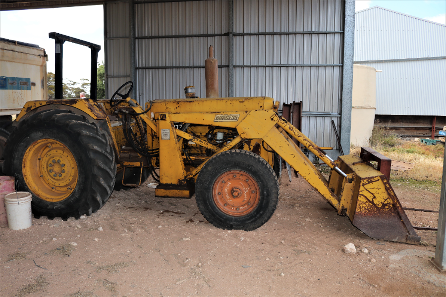 Lot 19 - Chamberlain C670 tractorw/- Burgess FEL, bucket & hay forks ...