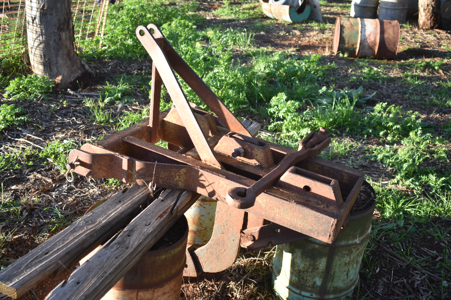 Lot 103 - Single tyne ripper | AuctionsPlus