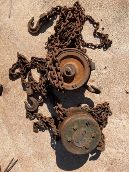 Lot 35 - 2 endless chains | AuctionsPlus
